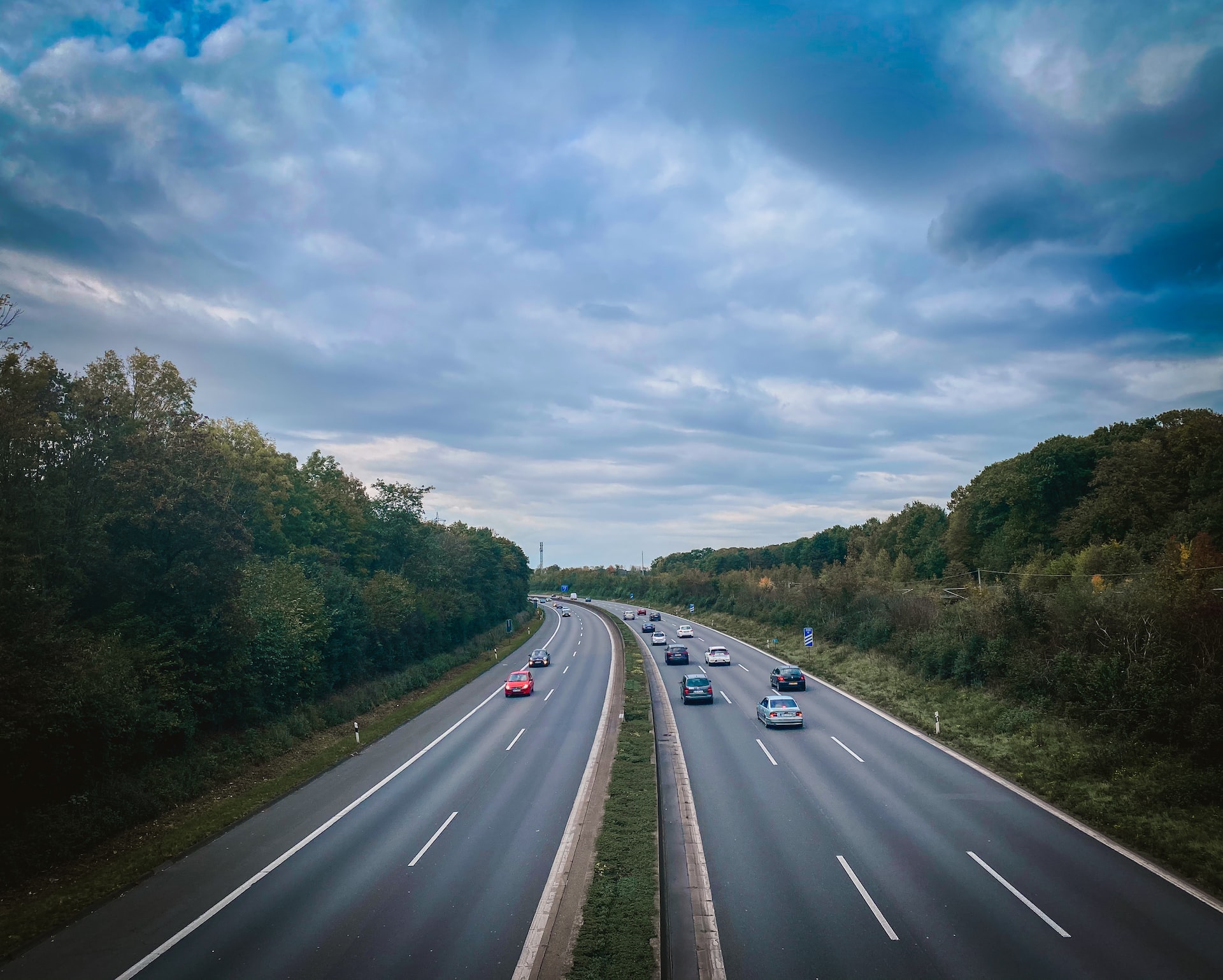 Was müssen sie beim Einfahren auf die Autobahn beachten? Hier lesen.